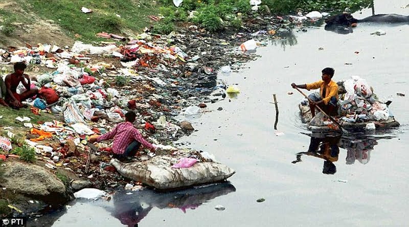 rag-pickers-search-for-valuables-in-the-yamuna-river-in-new-delhi - ED ...