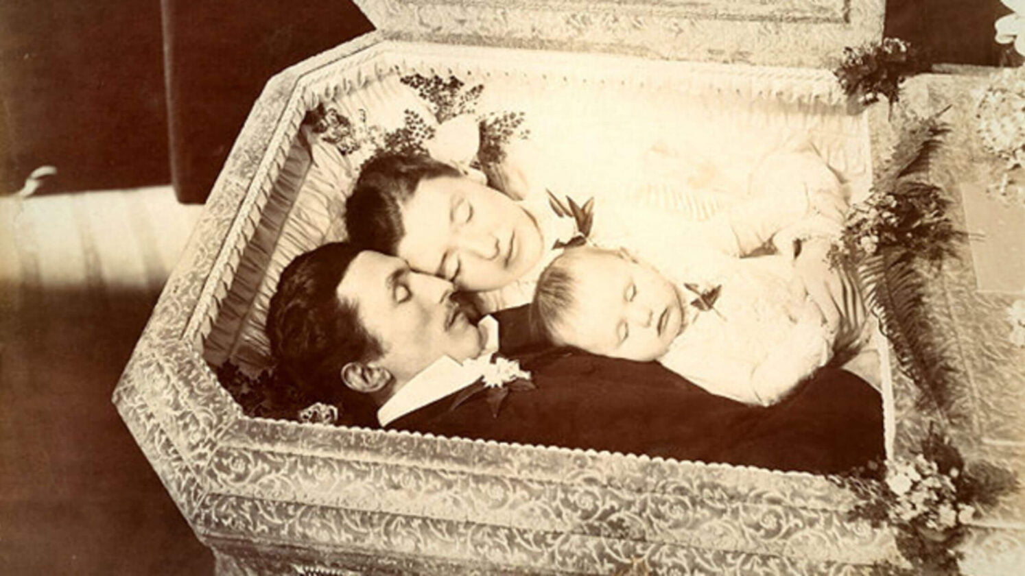 The Vintage Art Of Post Mortem Photography: Dressing And Posing With ...